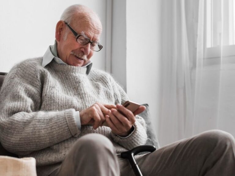 How To Get Free Cell Phones For Seniors? Top Picks For 2025