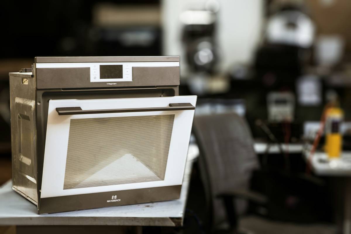 How to Clean a Microwave: Deep Cleaning Guide for 2026